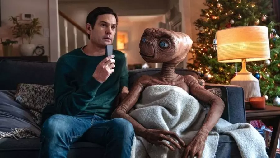 E.T. sa vracia na zem, aby sa stretol s dospelým Elliottom v novom klipe