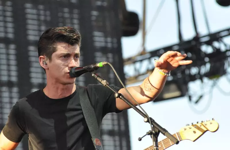 Alex Turner elszigetelt énekhangja az Arctic Monkeys 'R U Mine' című számában
