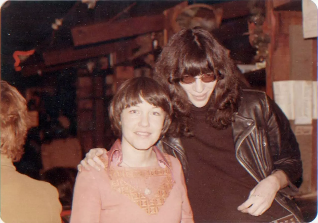 “Joey Ramone era realmente um doce. A certa altura, fizemos uma exposição de nossas fotografias e fizemos um quadro inteiro de fotos minhas e de Joey Ramone, que vendíamos por US$ 1. Joey veio e assinou um monte dessas fotos.
