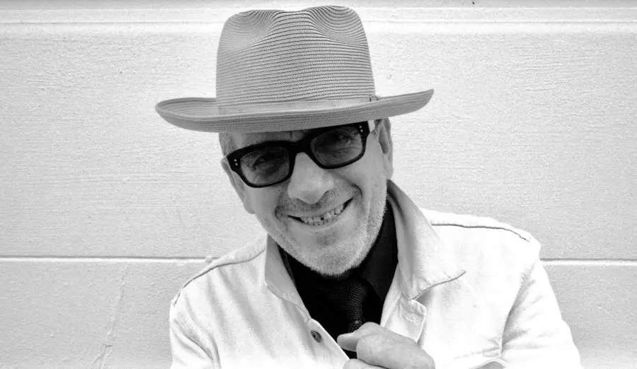 Elvis Costello ekri yon omaj emosyonèl bay John Prine