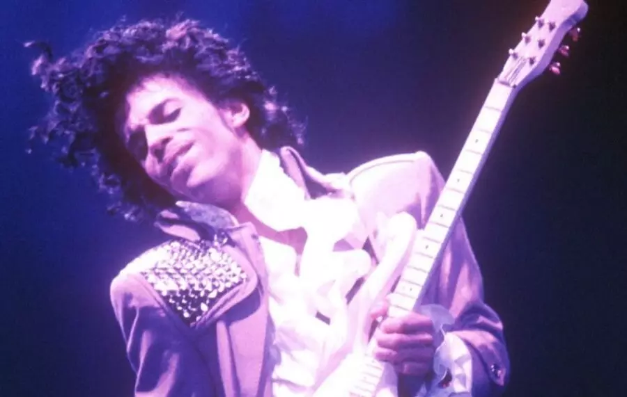 La historia detrás de la balada apocalíptica de Prince 'Purple Rain'