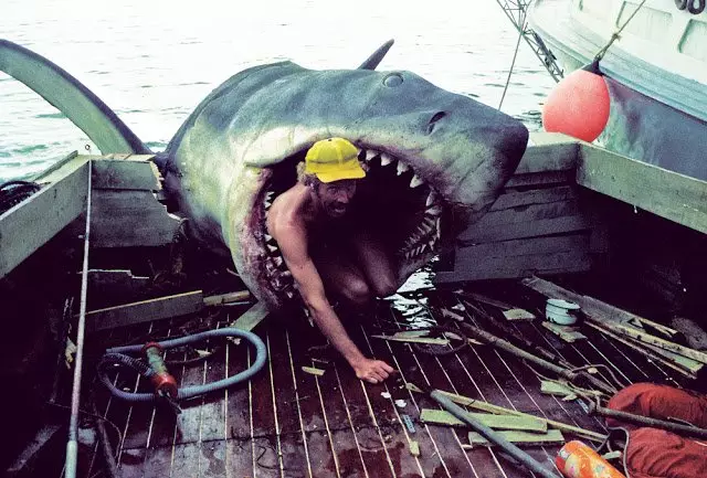 Cảnh hậu trường của kiệt tác 'Jaws' của Steven Spielberg