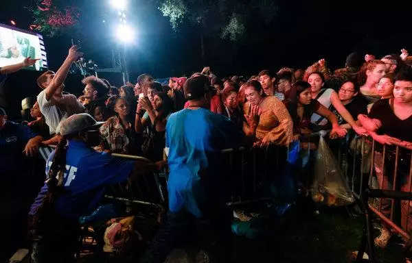 Tömeges pánik tör ki a Global Citizen Festivalon, amikor leomlik az akadály