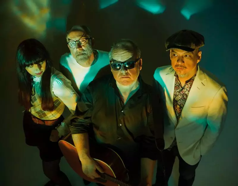 Album baru Pixies dan berbagi single utama 'On Graveyard Hill'