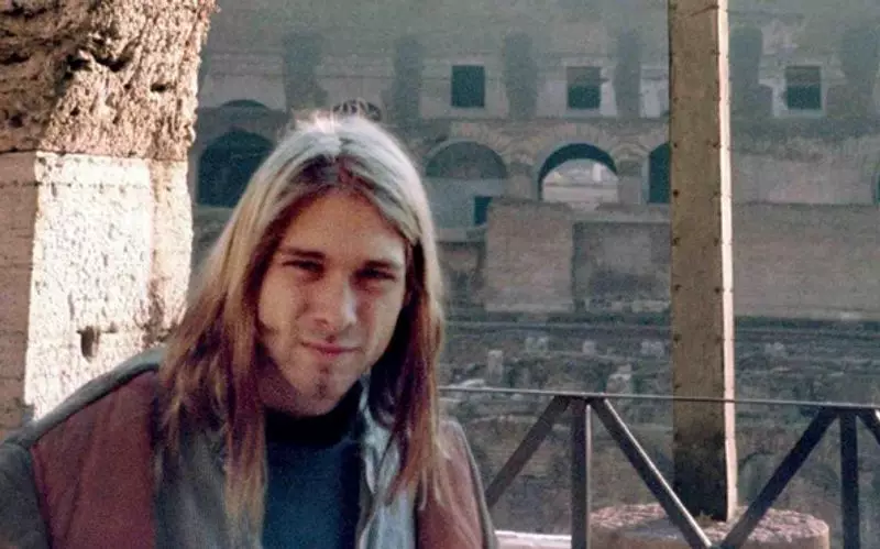 Kurt Cobainin eristetty laulu Nirvana-kappaleessa "Territorial Pissing"