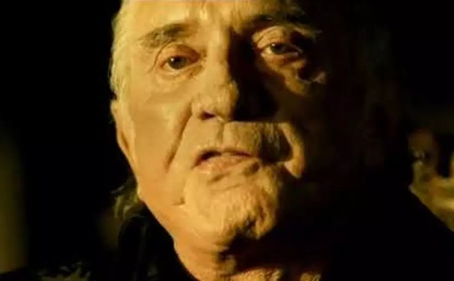 Memorante la emocian finan intervjuon de Johnny Cash