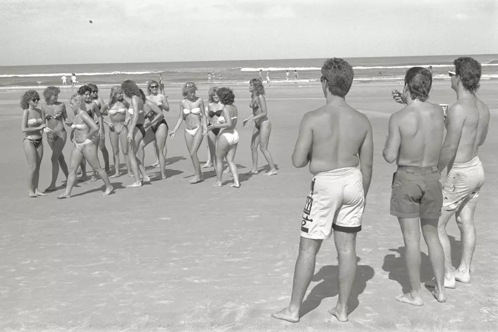 केटाहरूको समूह 1987 मा डेटोना बीच, फ्लाको समुद्र तटमा केटीहरूको समूहलाई जाँच गर्दै।