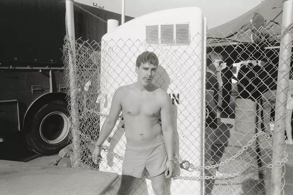 डेटोना पुलिस द्वारा स्थापित समुद्री किनारमा अस्थायी जेलमा। सन् १९८७ मा डेटोना बिच, फ्ला. मा समुद्र तटमा रक्सी पिउनु गैरकानूनी छ र राम्रोसँग पुलिस गरिएको छ। (W. Keith McManus)