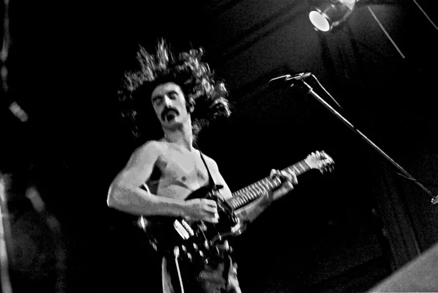 Na osofaia Frank Zappa i luga o le tulaga e se uo tama fuā