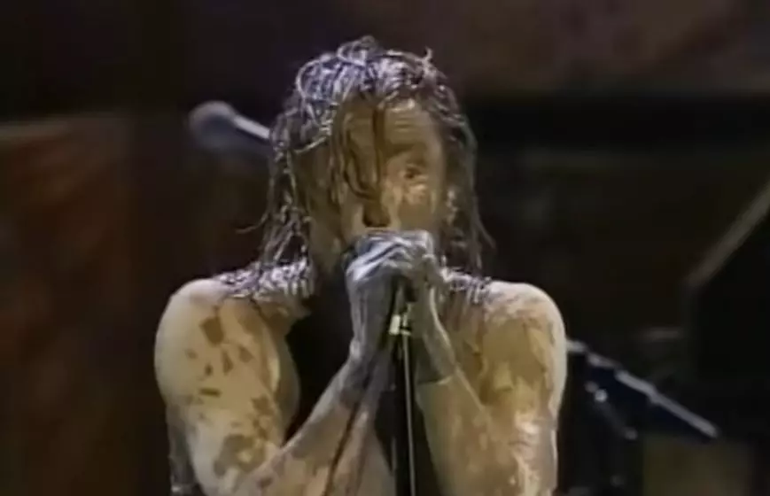 Se Nine Inch Nails bli ner och smutsiga på Woodstock '94