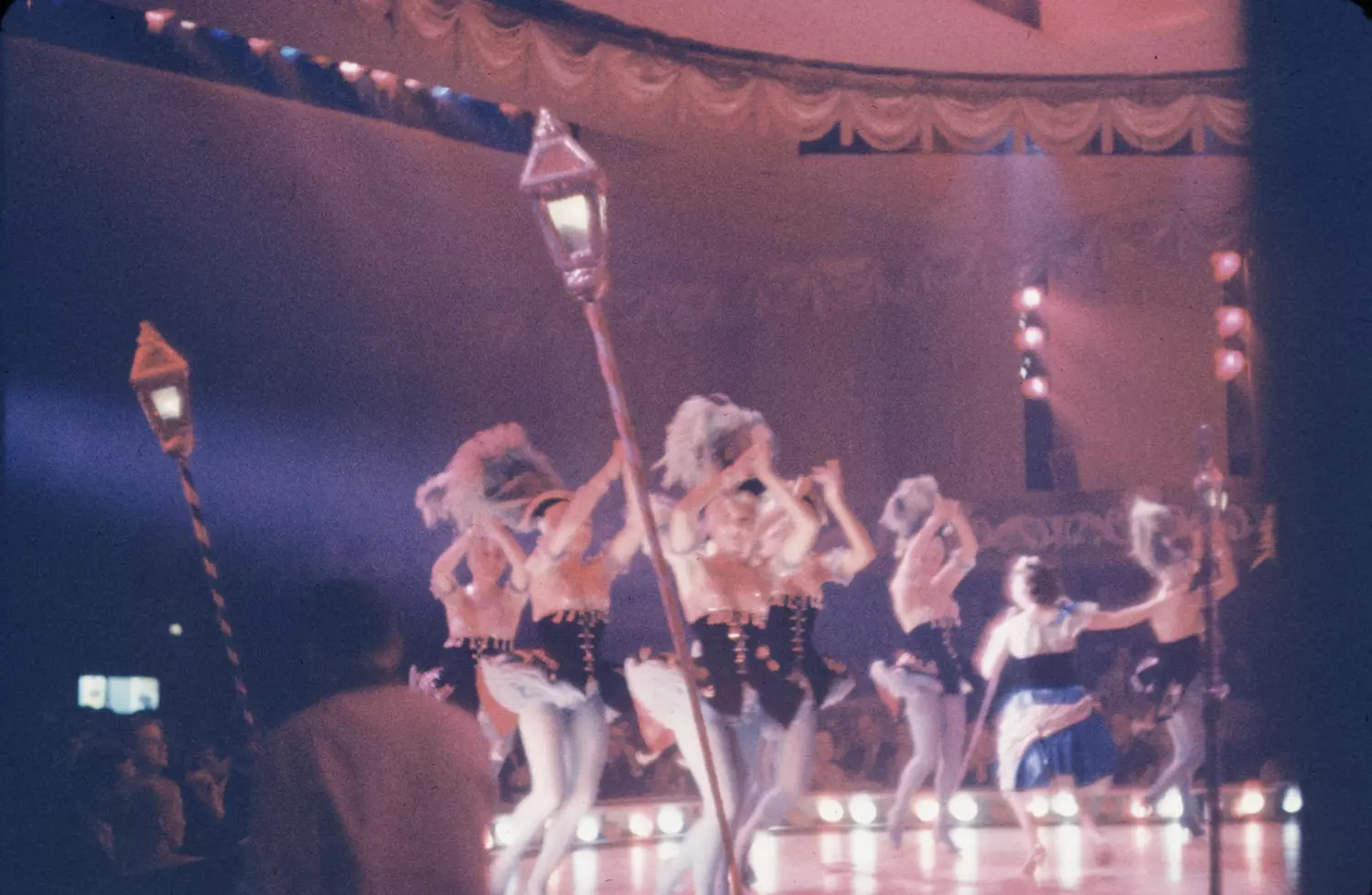 Sarin'i Gordon Park an'ireo tovovavy showgirls any New York, 1958 6749_3