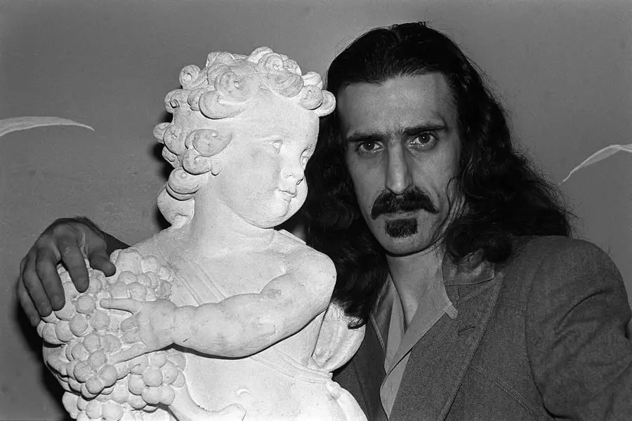 Frank Zappa Uilyam Berrouzning "Yalang'och tushlik" kitobidan o'qiydi