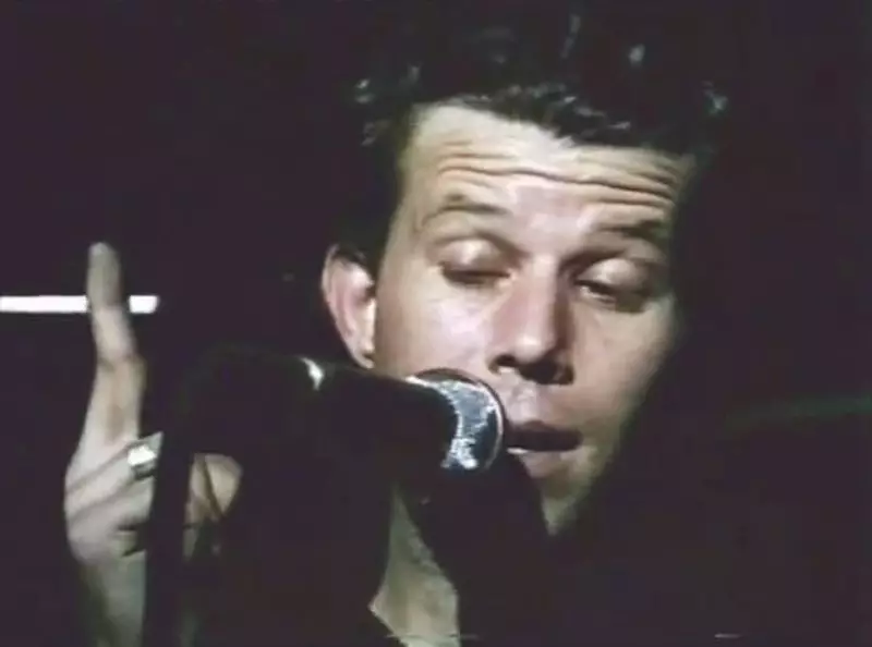 ტომ უეიტსი აკრავს ჯეიმს ბრაუნის სიმღერას "I Feel Good" 1979 წელს