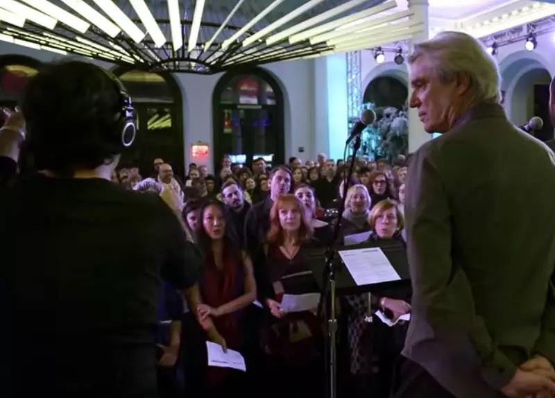 David Byrne nyertakeun 'Pahlawan' David Bowie sareng paduan suara anu ageung