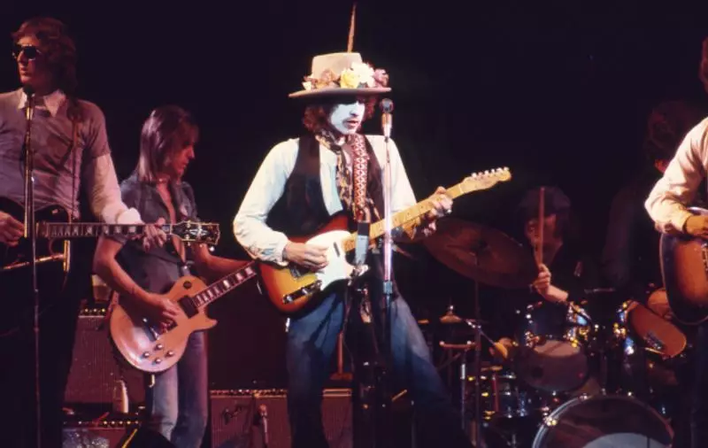 Watch | Боб Дилан "Rolling Thunder" үчүн көрүнбөгөн жаңы клипте "Hard Rain" ырын аткарат
