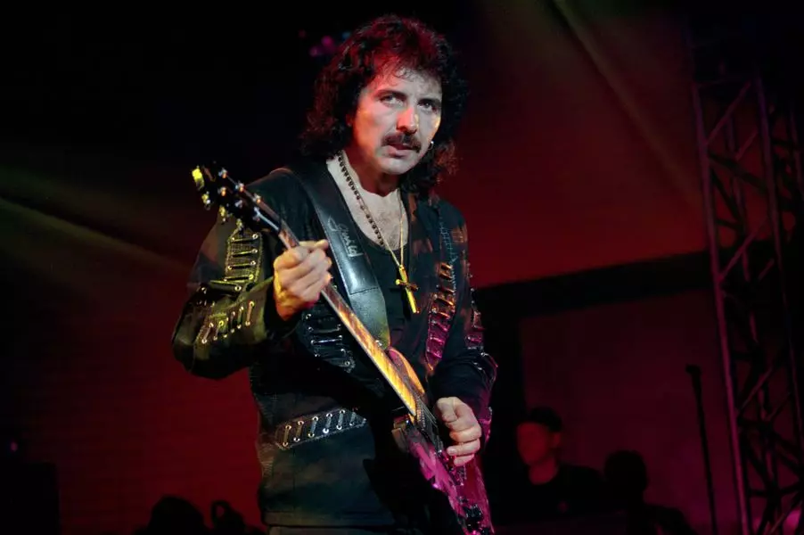 Toni Iommi "Black Sabbath" qo'shig'idagi "Paranoid" qo'shig'idagi izolyatsiya qilingan gitara.