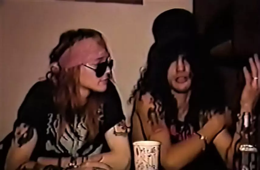 Guns 'N' Roses ludas nudigitan malantaŭan akustikan aron ĉe tiu de CBGB