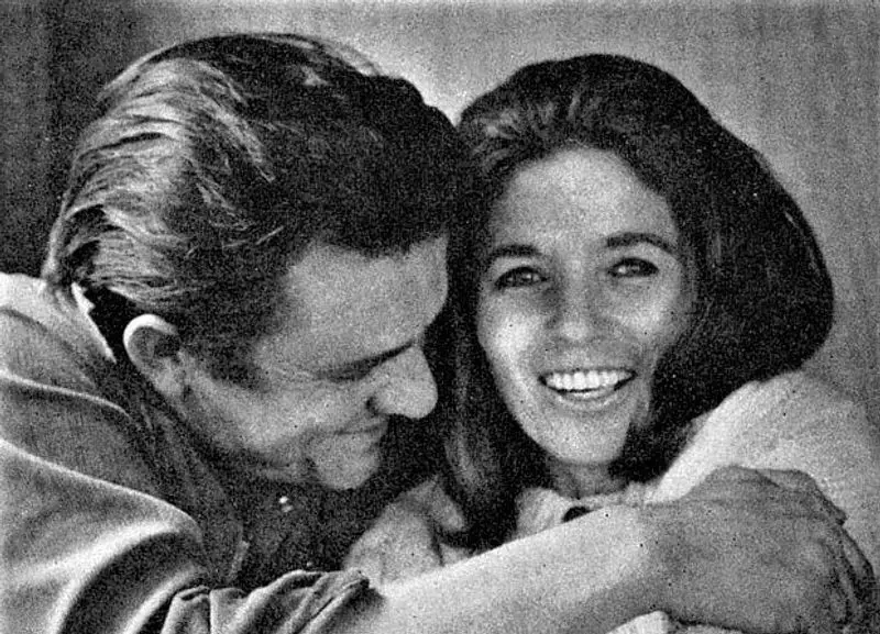 Johnny Cash nastupa one noći kad je upoznao svoju ženu, June Carter