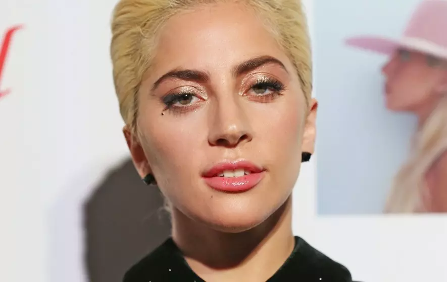 Lady Gaga verkas emocian eseon pri menshigieno
