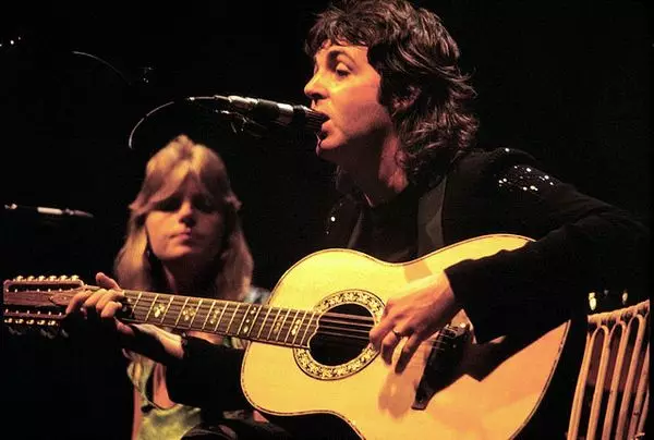 Comhoibriú annamh Paul McCartney agus John Bonham Wings