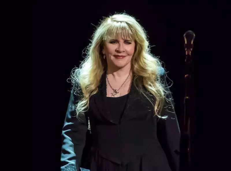 Stevie Nicks de Fleetwood Mac sendis leteron al Lindsey Buckingham