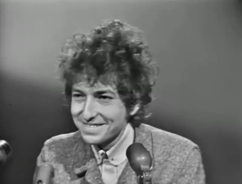 Rungokake audio langka saka Bob Dylan enom ing konser