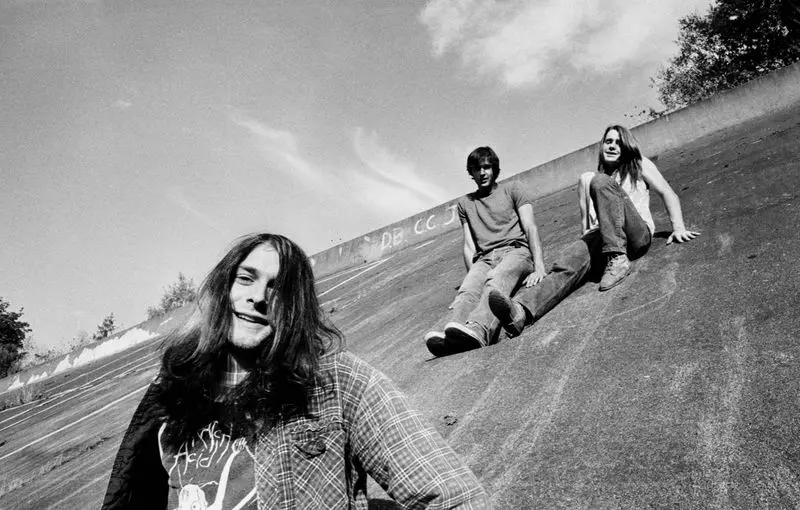 Skatieties pirmsslavenās grupas Nirvana uzstāšanos 1988. gada Radio Shack