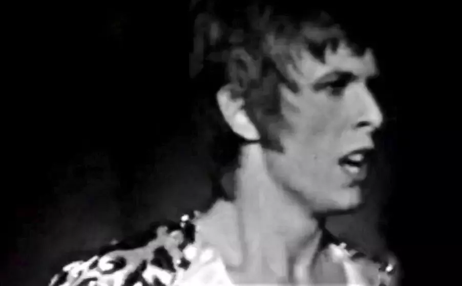 David Bowie, erkən Ziggy şousunda Suffragette City-də çıxış edir
