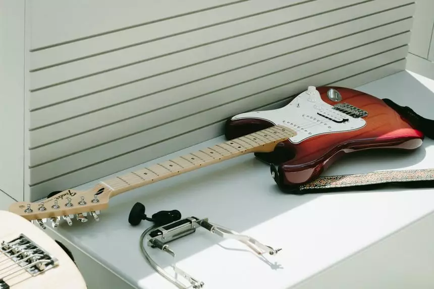 يوسع Fender برنامج دروس الجيتار المجاني