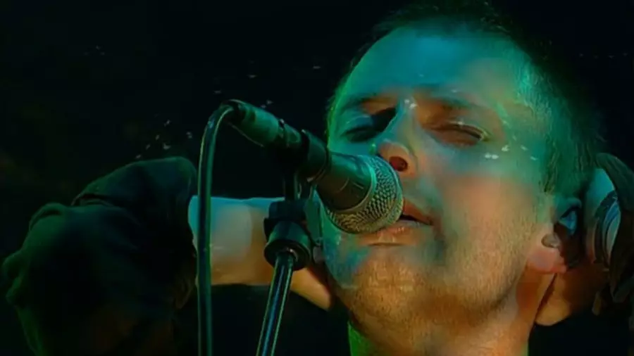 Radiohead mata'ina Paranoid Android i Glastonbury, 1997