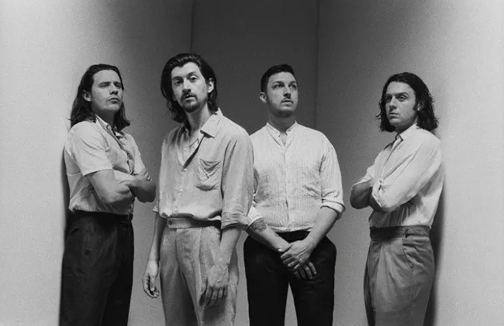 'Tranquility Base Hotel & Casino' od Arctic Monkeys se hrálo prostřednictvím rádia 70. let