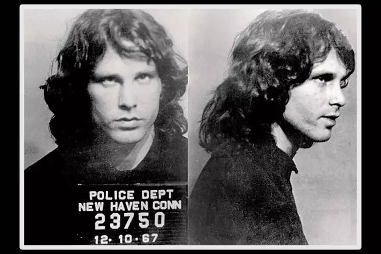 Jim Morrison arresteare op it poadium by optreden yn New Haven 1967