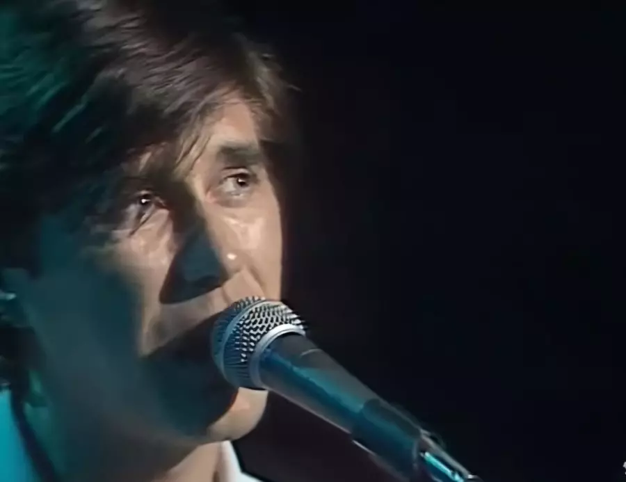 Брайан Ферри исполнил кавер на песню Боба Дилана «A Hard Rain's A-Gonna Fall».