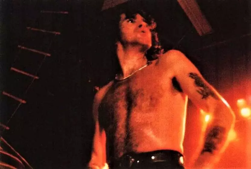AC / DC نىڭ Bon Scott يالغۇز ئاۋازى بىلەن «تاش بولسۇن»
