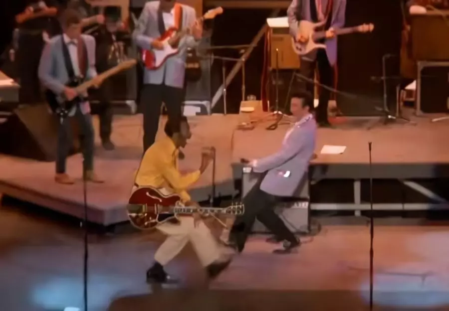Chuck Berry, Keith Richards i Julian Lennon pjevaju Johnny B Goode