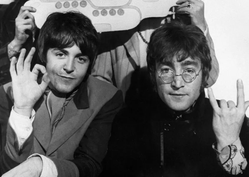 The Beatles สร้าง 'Sign of the Horns' ของเฮฟวีเมทัลได้อย่างไร
