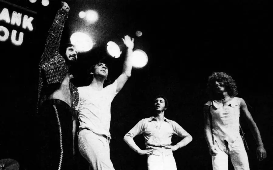 Кит Мун барабаннарда The Who концертында җанатар белән алыштырыла