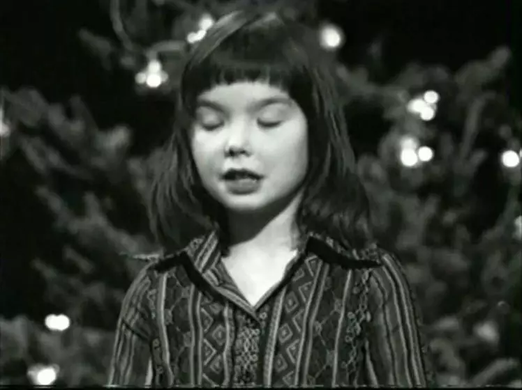 Makinig sa cover ng The Beatles Fool on the Hill ng 11 taong gulang na Björk