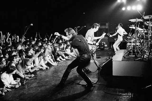 Paul Simonon isolerte bass for The Clash's Guns of Brixton