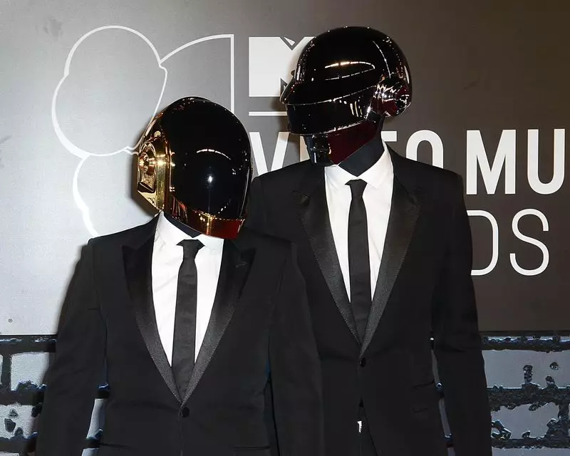 Daft Punk бүленергә шок карарын игълан итә