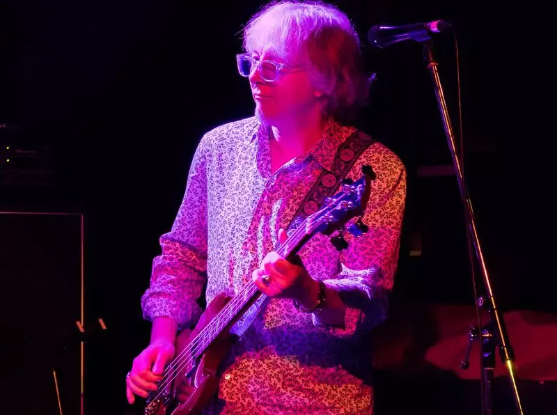 Mike Mills izoloval basy na R.E.M. píseň "Man on the Moon"