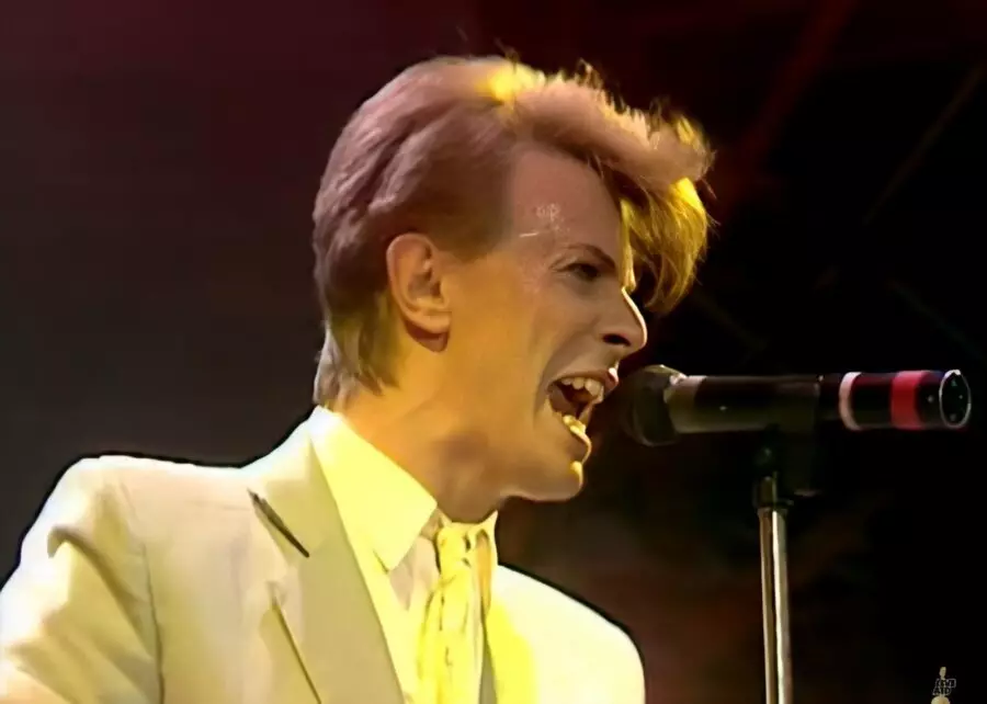David Bowie'nin 1997-ci ildən "Moonage Daydream" ifası