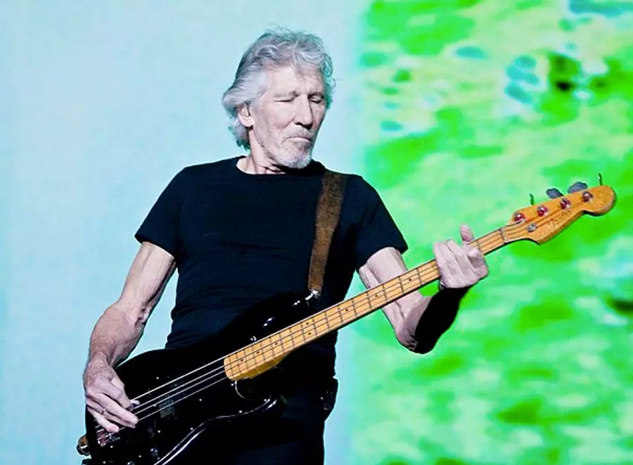 Roger Waters kpuchiri egwu sitere na Pink Floyd's 'The Wall'