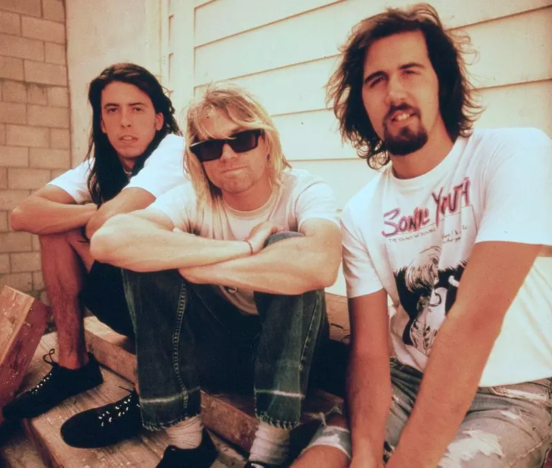 Nirvana 击碎 Dave Grohl 的架子鼓的超现实时刻