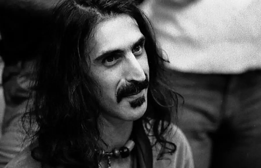 Frank Zappa carekê ji ber çêkirina kasetek sexte hat girtin