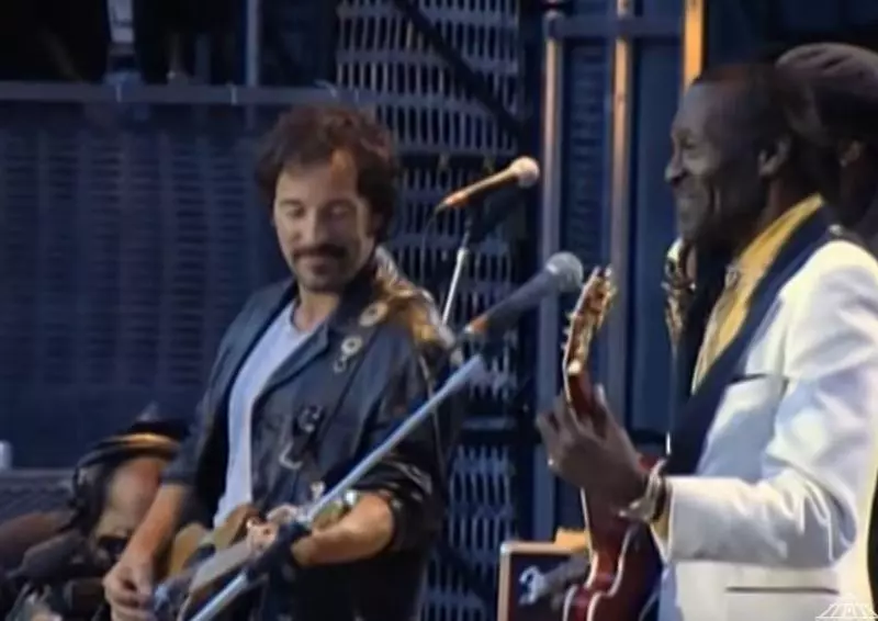 Bruce'as Springsteenas ir Chuckas Berry atlieka „Johnny B. Goode“