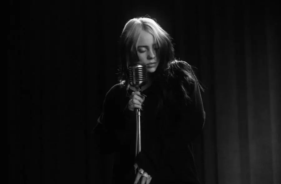 Billie Eilish framför "No Time To Die" på "Fallon"