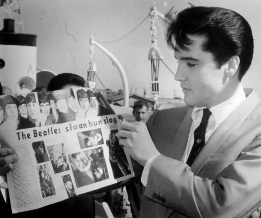 Elvis Las-Vegasda The Beatles guruhining "Yesterday" va "Hey Jude" filmlarini qamrab oladi.