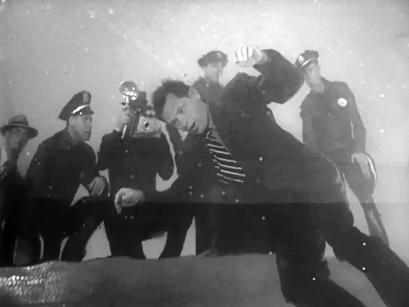 Hvordan Billy Wilder filmet svømmebassengscenen i "Sunset Boulevard"