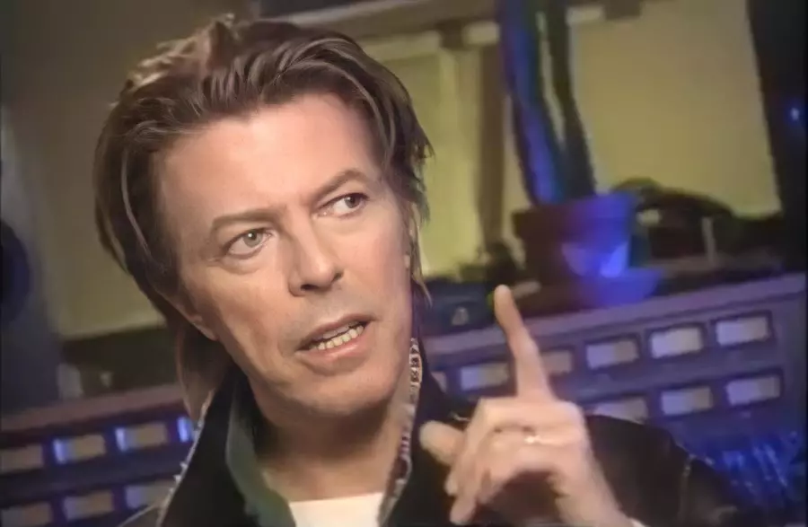 David Bowie prevede l'ascesa dei social media nella clip del 1999